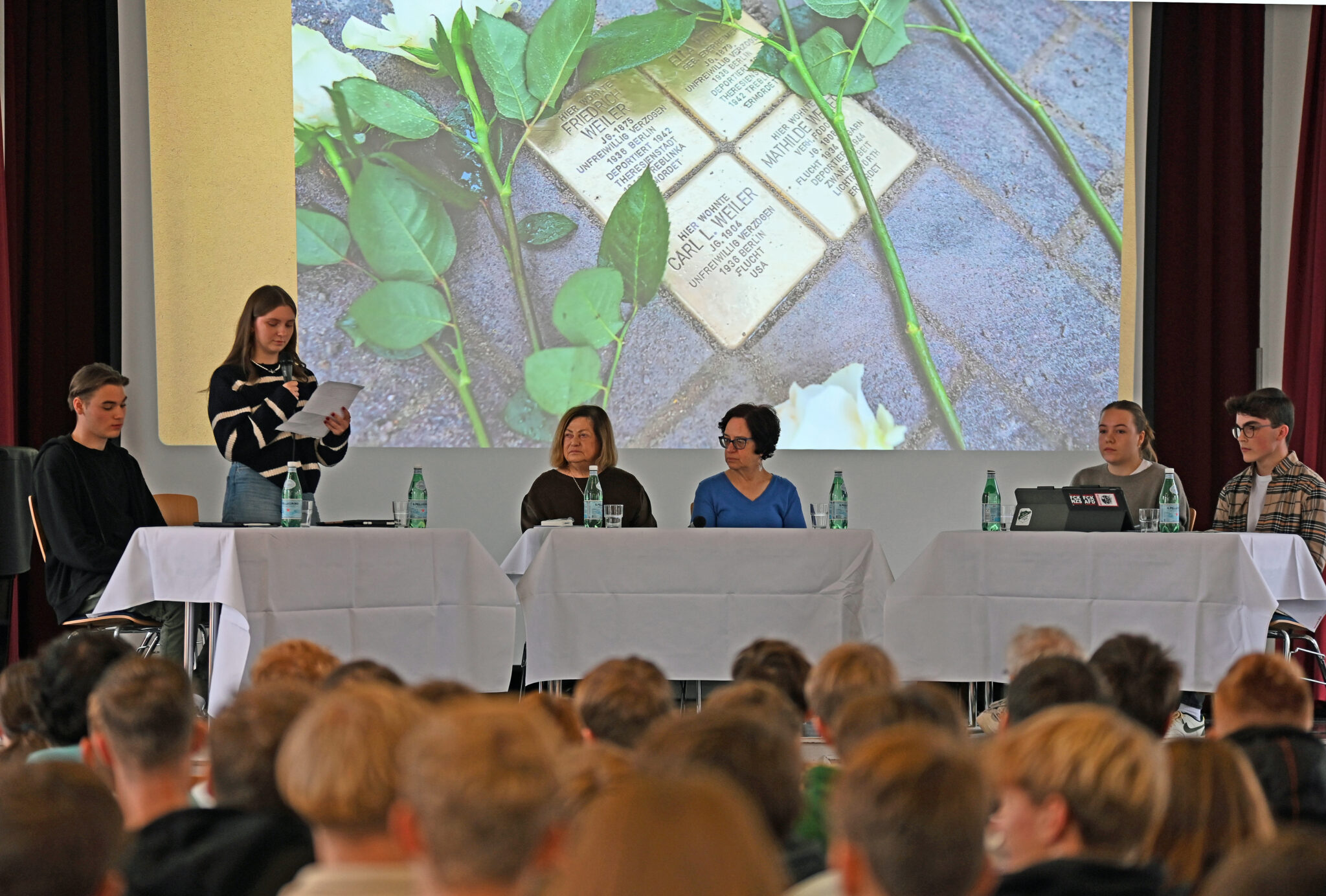 "Stolpersteine" in Brakel: Judy Gartner und Susan Oberfeld aus ...