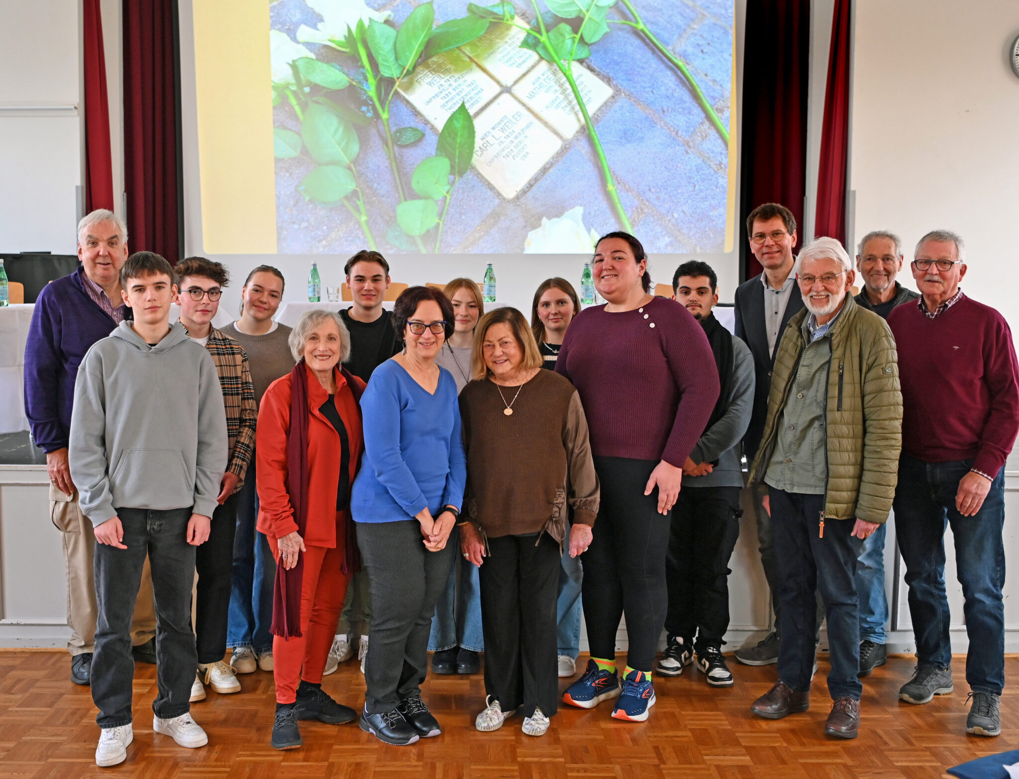 "Stolpersteine" in Brakel: Judy Gartner und Susan Oberfeld aus ...